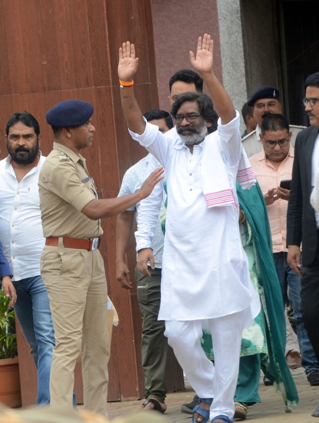 Hemant Soren: हेमंत सोरेन जेल से रिहा, सफेद दाढ़ी और कंधे पर गमछा.. कुछ इस अंदाज में नजर आए ...